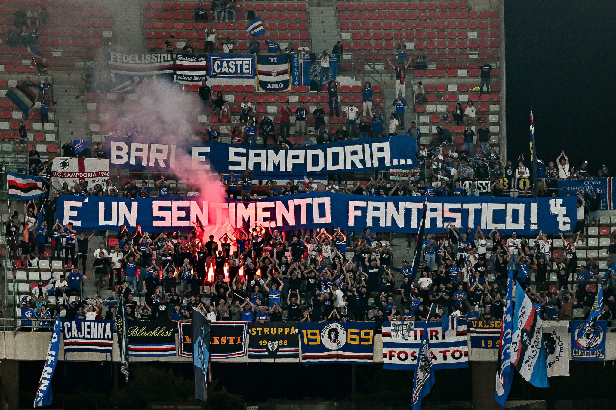 FOTO - Bari-Sampdoria, gli Ultras festeggiano con La Sud il gemellaggio ...
